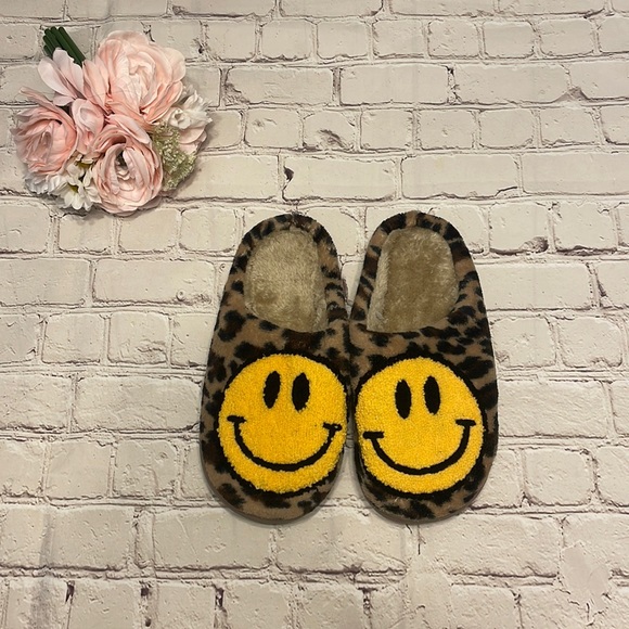 Pink Lily | Shoes | Nwot Smiley Face Slippers | Poshmark